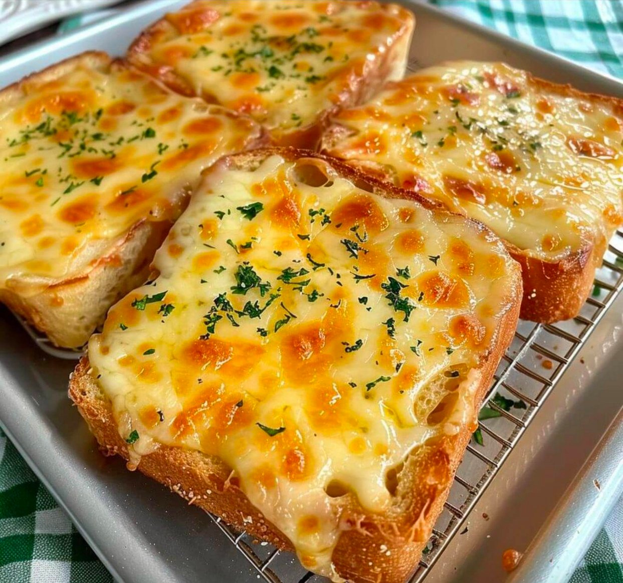 Cheesy Texas Toast - Easy DIY Recipes
