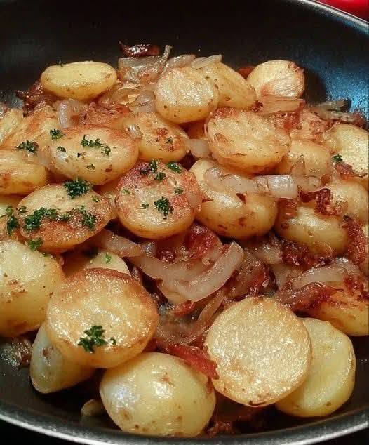 Golden, Crispy Skillet Potatoes with Caramelized Onions - Easy DIY Recipes